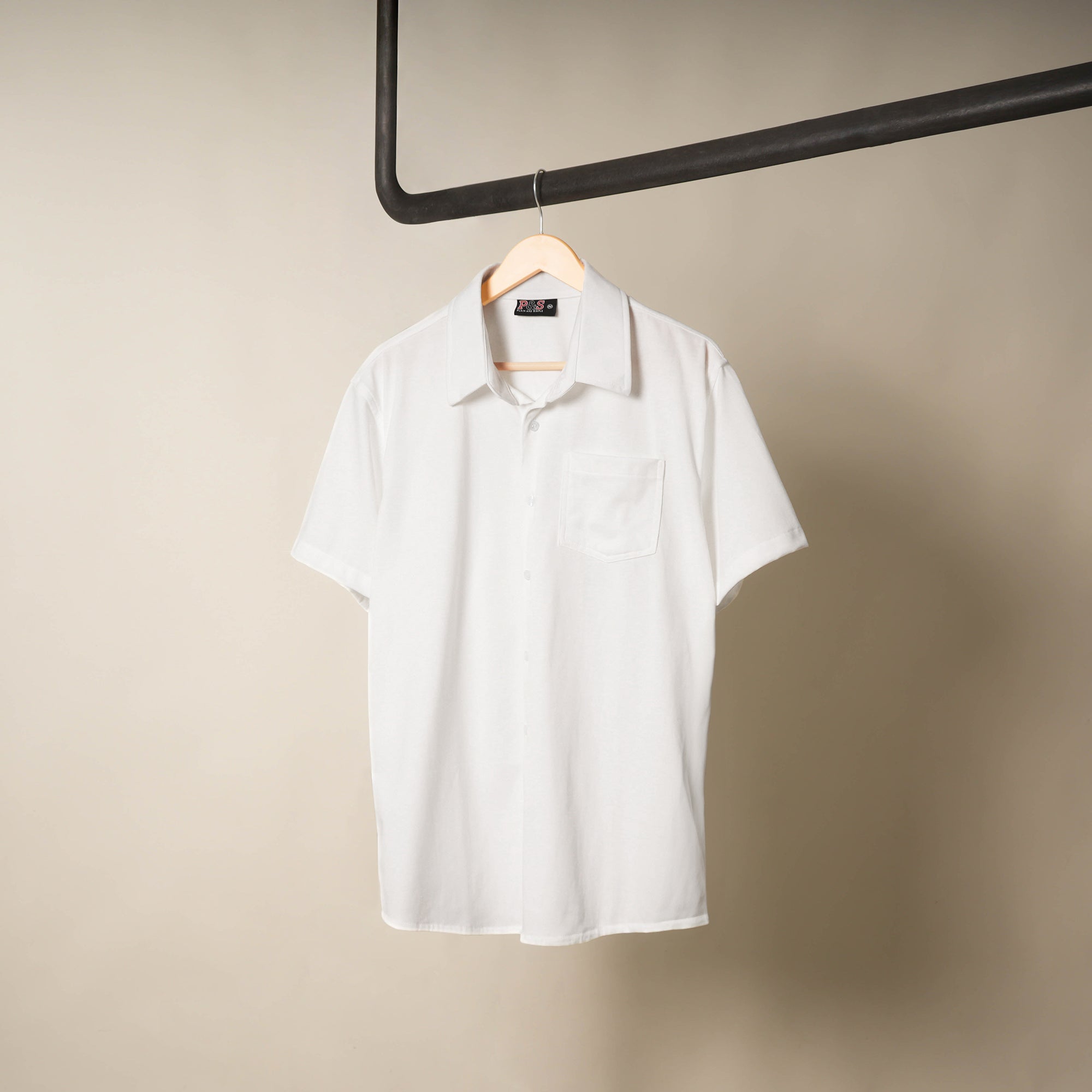 BUTTON DOWN IN OFF-WHITE – PLAIN&SIMPLE