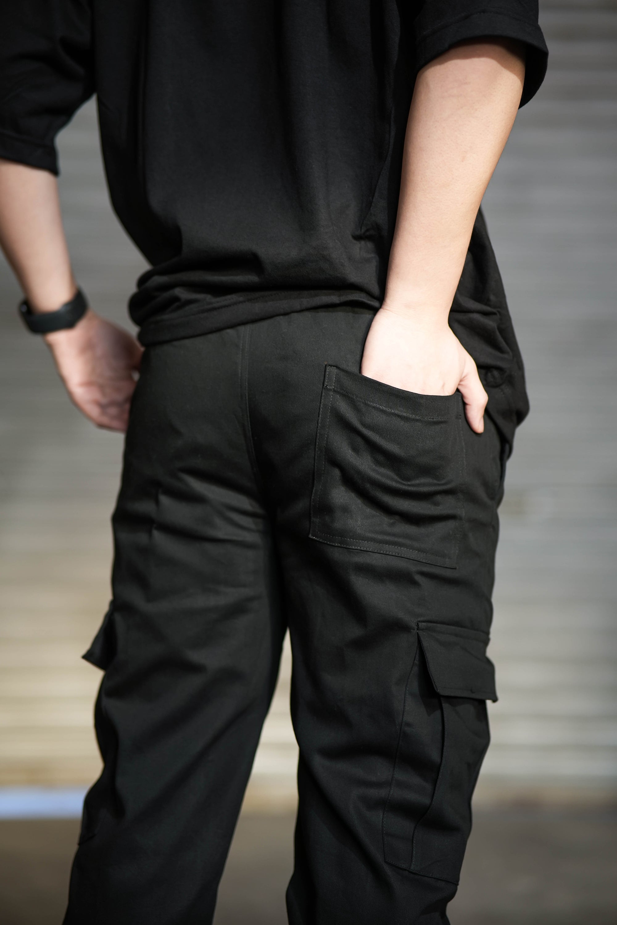 RELAXED FIT CARGO IN BLACK – PLAIN&SIMPLE